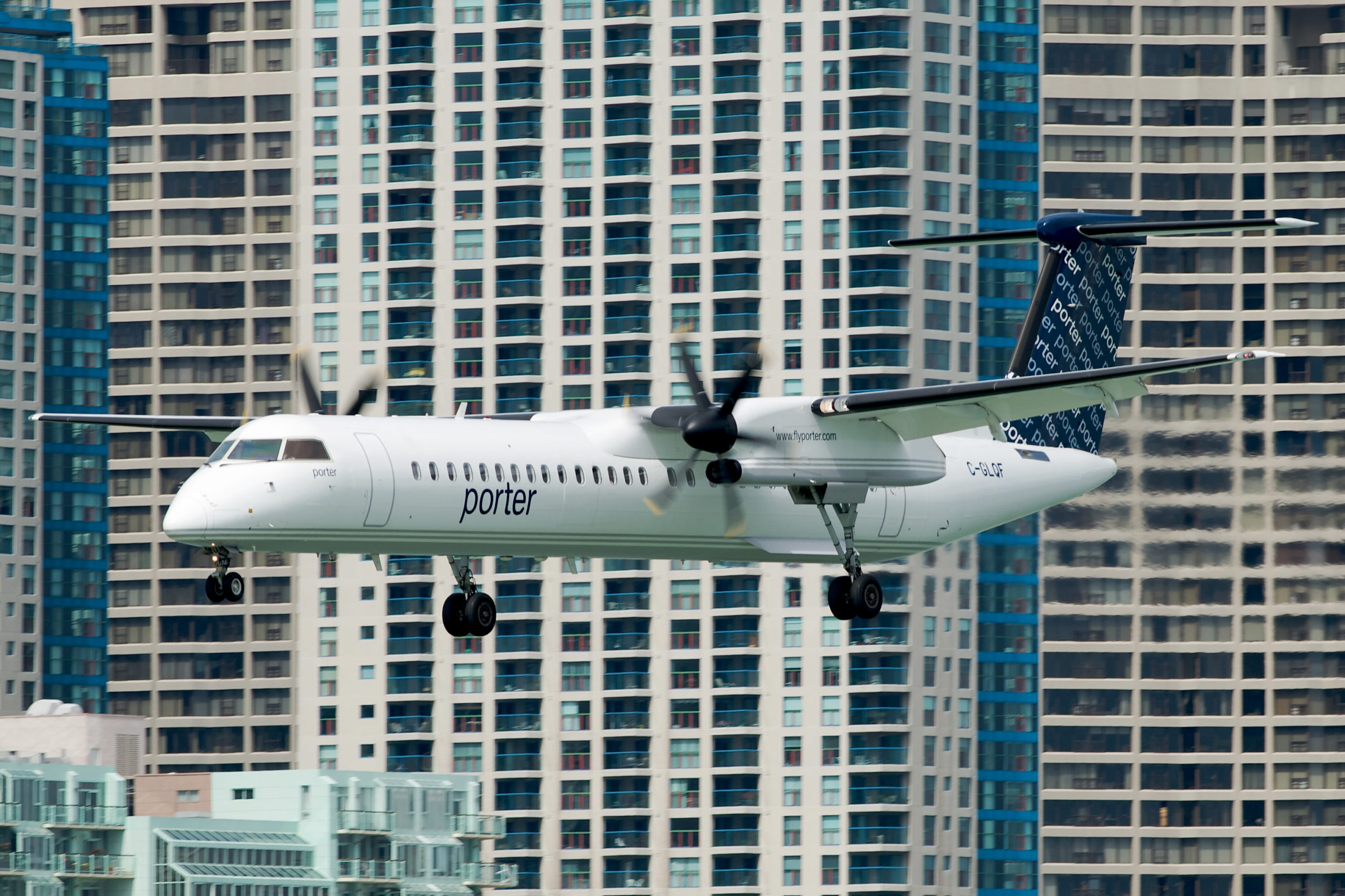 Aergo Capital completes purchase and leaseback of five Dash 8-400 ...